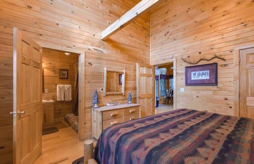 Pet-friendly Cabin In The Hills! Hot Tub + Wifi - Townsend, TN