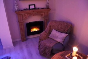 Quarto casal, 1 cama Queen, para não fumantes | Sala de estar | TV de tela plana