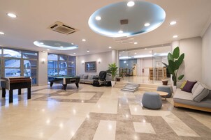 Área de estar no saguão