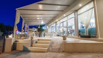 2 restaurantes, pequenos-almoços servidos