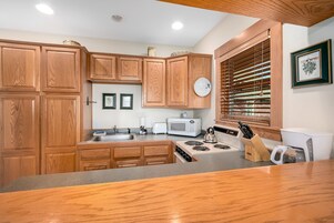 Condo, 1 quarto | Cozinha privada | Geladeira, micro-ondas, fogão, lava-louças