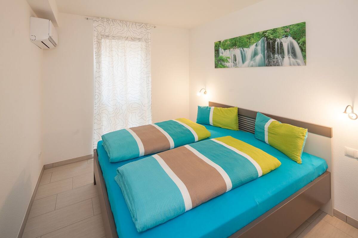 Cortinas blackout, berços (sobretaxa), Wi-Fi de cortesia, roupa de cama