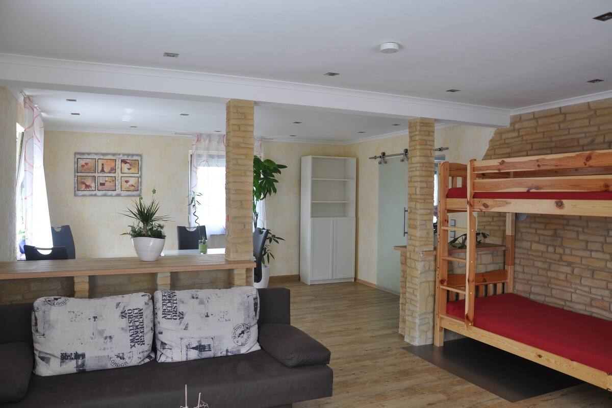 Apartamento, 2 quartos (Hauptgebäude) | Área de estar | TV de tela plana, pisos aquecidos