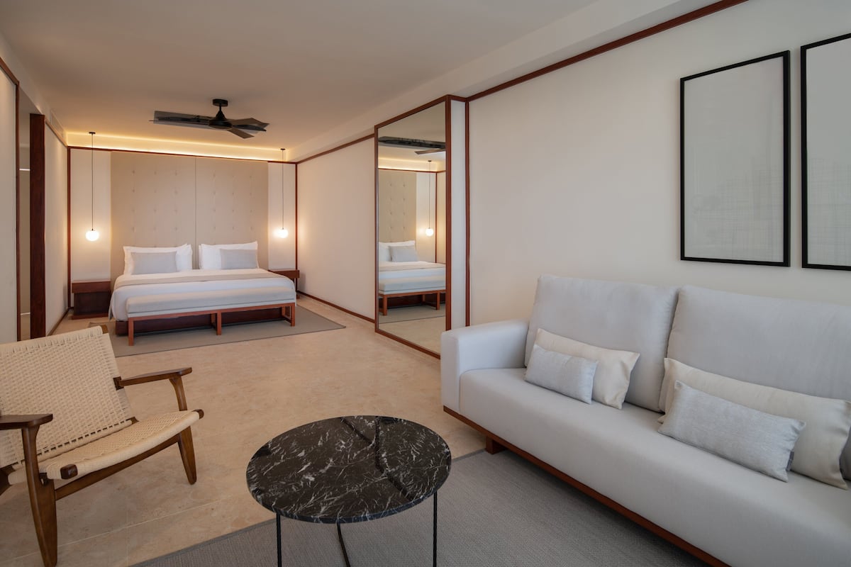 Edredões de penas, camas de colchão pillowtop, minibar