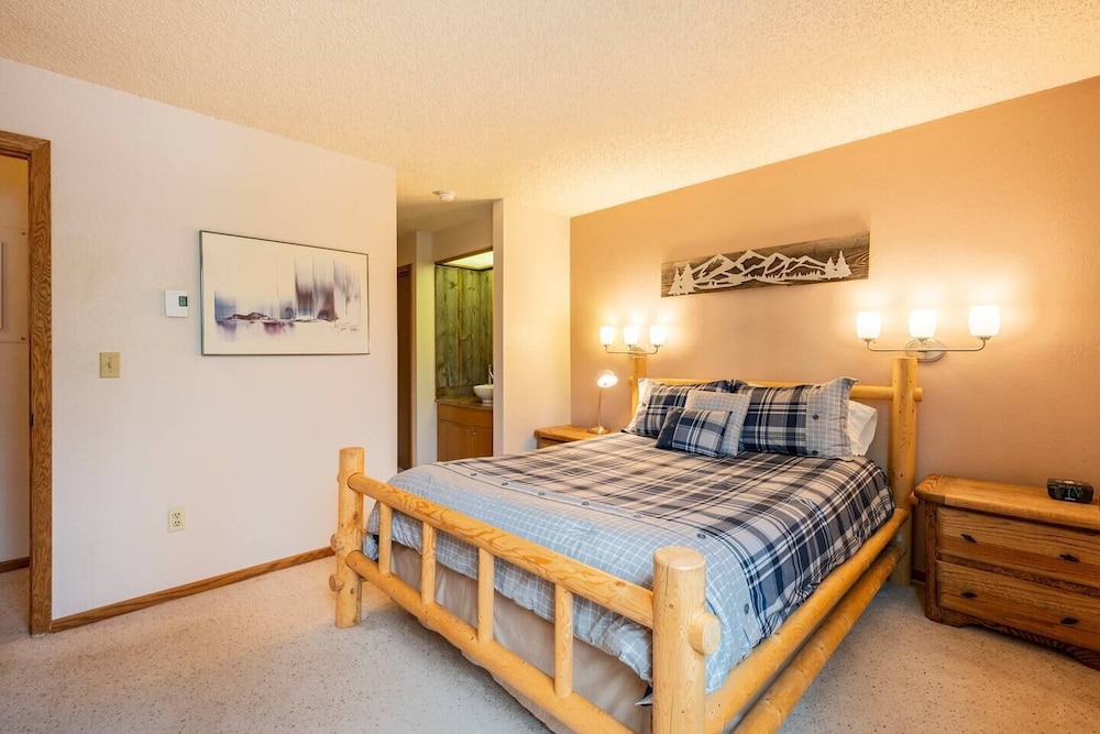 Walk To Town! Indoor Pool, Sauna, Hot Tubs. - Colorado