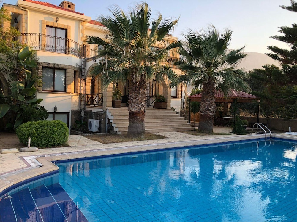 Super Villa For Rent 100m. From The Sea - Никосия