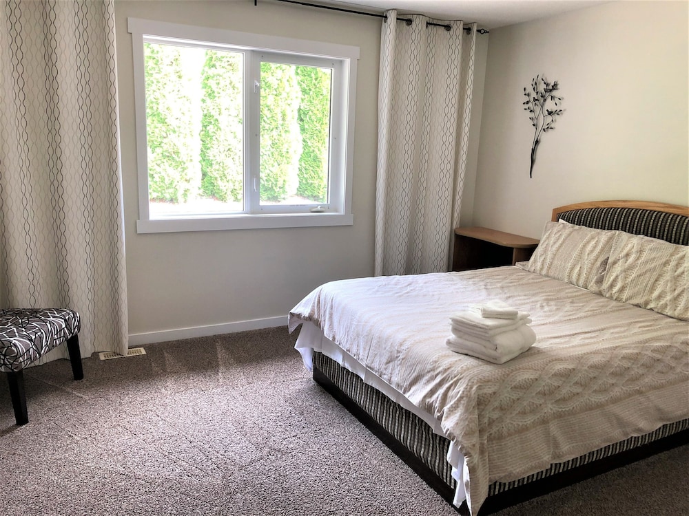 Beautiful West Kelowna Home With Saltwater Pool And Breathtaking View - Peachland