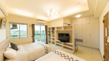 Quarto Quádruplo, não fumadores, vista parcial para o oceano | 4 quartos, roupa de alta qualidade, edredões de penas, secretária