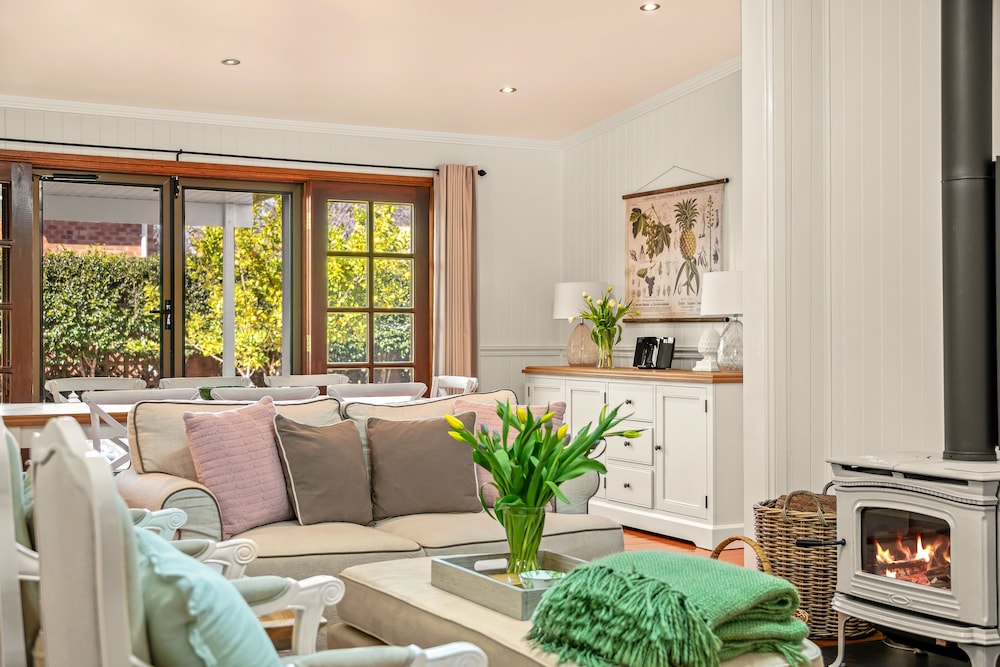 Frangipani House - 3 Bedroom Classic, Large, Comfy Queenslander In East Toowoomba - Highfields