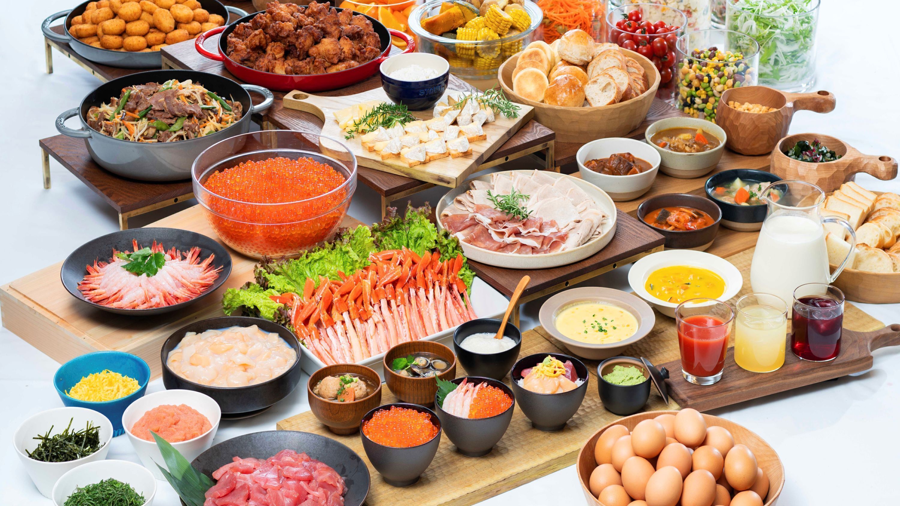 Diversos alimentos, incluindo frutos do mar, carnes e legumes, dispostos sobre uma mesa.