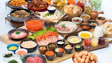Diversos alimentos, incluindo frutos do mar, carnes e legumes, dispostos sobre uma mesa.