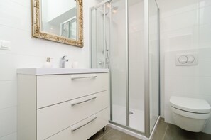 Estúdio | Casa de banho | Um polibã, artigos de higiene pessoal grátis, um secador de cabelo 