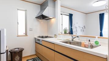 Um frigorífico, um micro-ondas, uma placa de cozinha