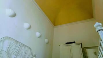 Escrivaninha, cortinas blackout, quartos à prova de som