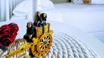 Escrivaninha, cortinas blackout, quartos à prova de som