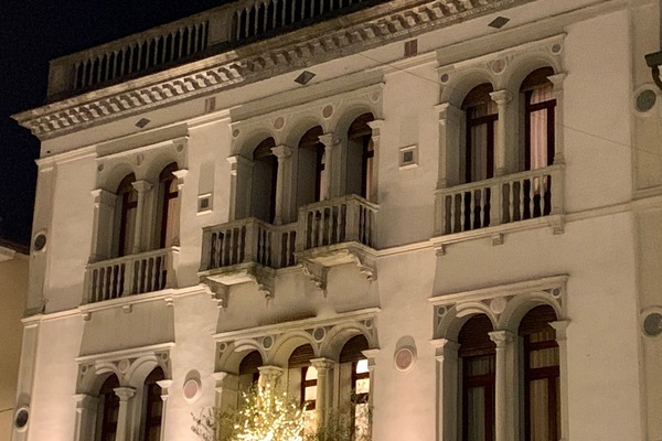 Fachada do alojamento (tarde/noite)