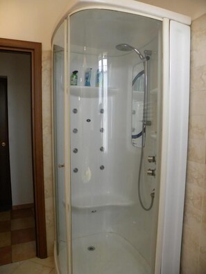Quarto triplo, banheira de hidromassagem, vista para o jardim (Gemma) | Chuveiro