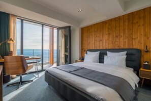 Roupa hipoalergénica, minibar, cofre no quarto, secretária 