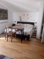 Quarto casal conforto, 1 cama Queen e sofá-cama | Vista do quarto