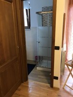 Quarto Triplo, várias camas | Duche na casa de banho