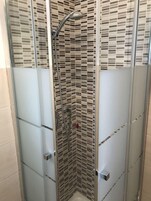 Quarto triplo, várias camas | Banheiro | Chuveiro, chuveiro com efeito de chuva, produtos de toalete grátis 