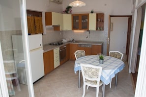 Apartamento, vista para o mar | Cozinha privada | Chaleira elétrica