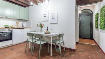 Apartamento urbano, 2 quartos | Área de estar | TV de tela plana 80 cm com canais via satélite, smart TV