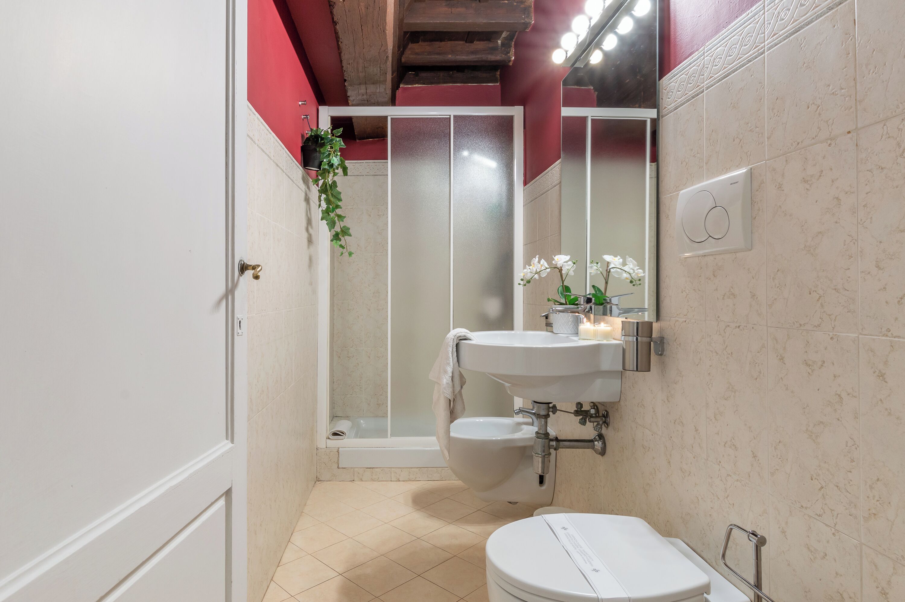 Apartamento urbano, 2 quartos | Banheiro | Chuveiro, chuveiro com efeito de chuva, secador de cabelo, bidê
