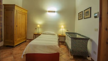 Quarto Quádruplo, Edifício Separado | Escrivaninha, roupa de cama