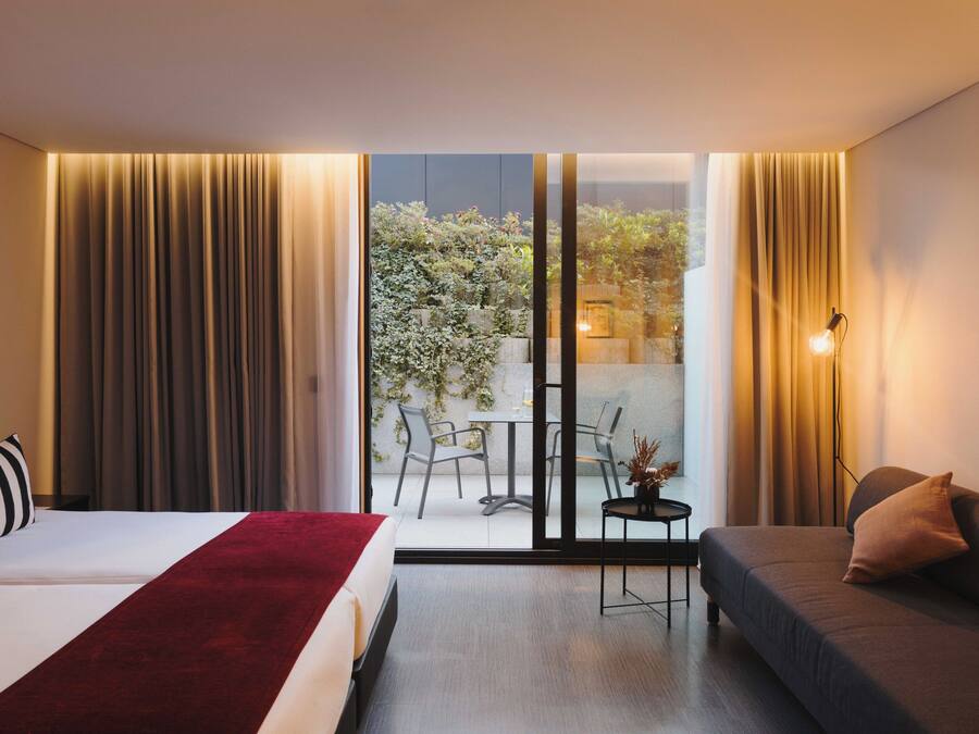 Estúdio (Balcony Double or Twin) | Minibar, cofre no quarto, com decoração personalizada