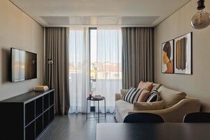 Apartamento, 1 quarto, terraço | Sala de estar | Televisor LCD 