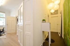 Apartamento Deluxe, 2 quartos, acessível, Vista para a cidade (Puro) | 2 quartos, secretária, ferro/tábua de engomar 