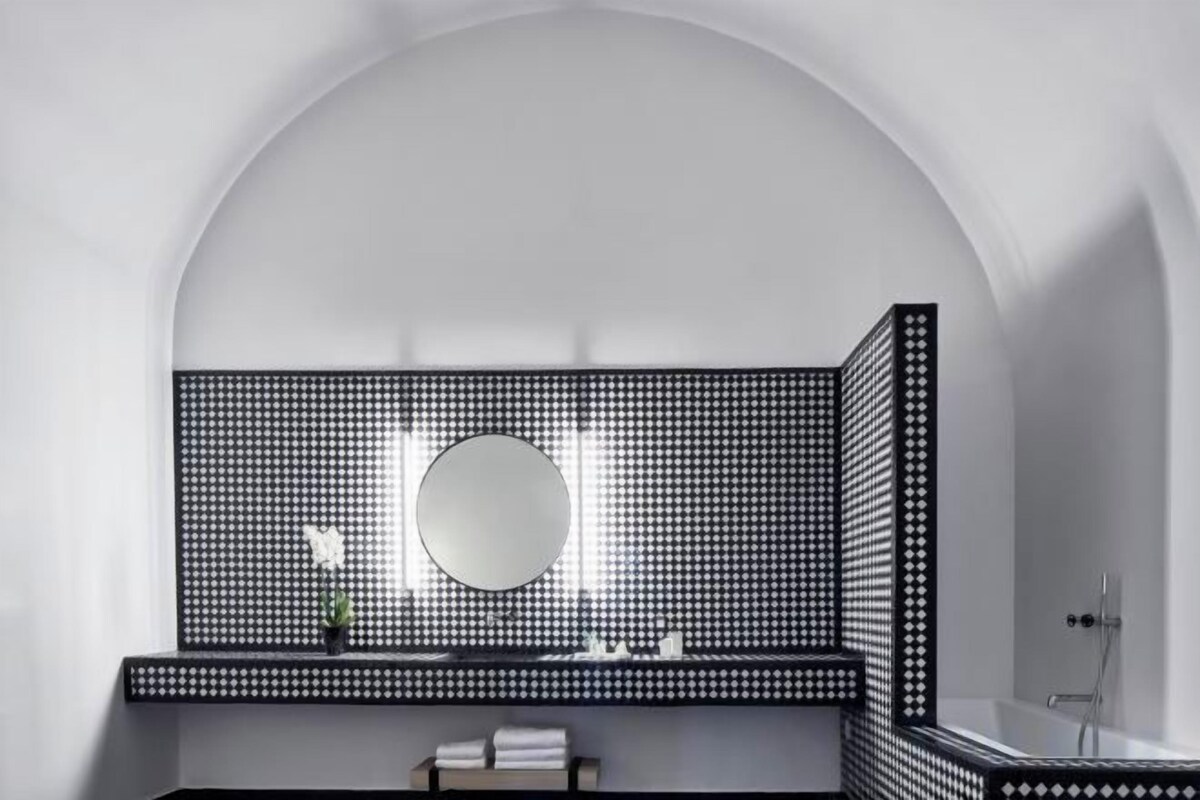 Uma banheira, produtos de higiene exclusivos, um secador de cabelo 