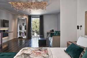 Suite Júnior, 1 cama king-size | Minibar com produtos grátis, cofre com capacidade para portátil 