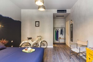 Quarto casal luxo, vista para a cidade (Industriale) | Roupas de cama premium, edredons de pluma, cofres nos quartos