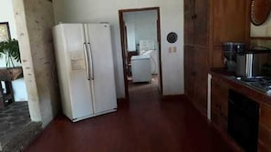 Casa | Cozinha privada | Um frigorífico, um forno, uma cafeteira/bule, uma cadeira de bebé