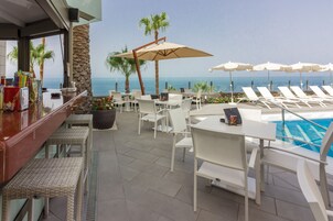 Bar junto à piscina