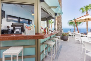 Bar à beira da piscina