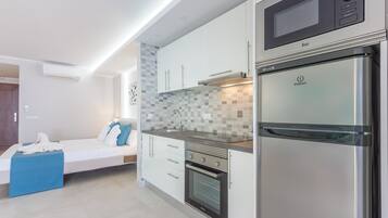 Estúdio, 1 cama Queen | Cozinha privada | Geladeira, micro-ondas, cooktop, cafeteira/chaleira