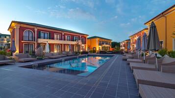 Piscina interior, piscina exterior sazonal, espreguiçadeiras