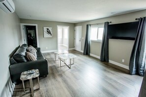 Casa (5 Bedrooms) | Sala | TV de ecrã plano, lareira 