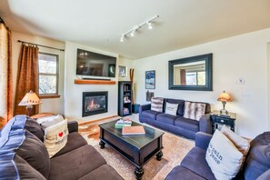 Lux 2B/2B Dwtn Condo w/ clubhouse, faces Hideaway Park stage/sledding ...