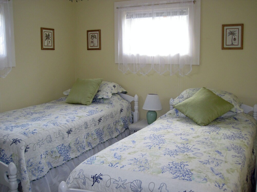 In-town Lewes Location Is Near Shops, Museums, Parks, Bay And Ocean Beaches. - Delaware