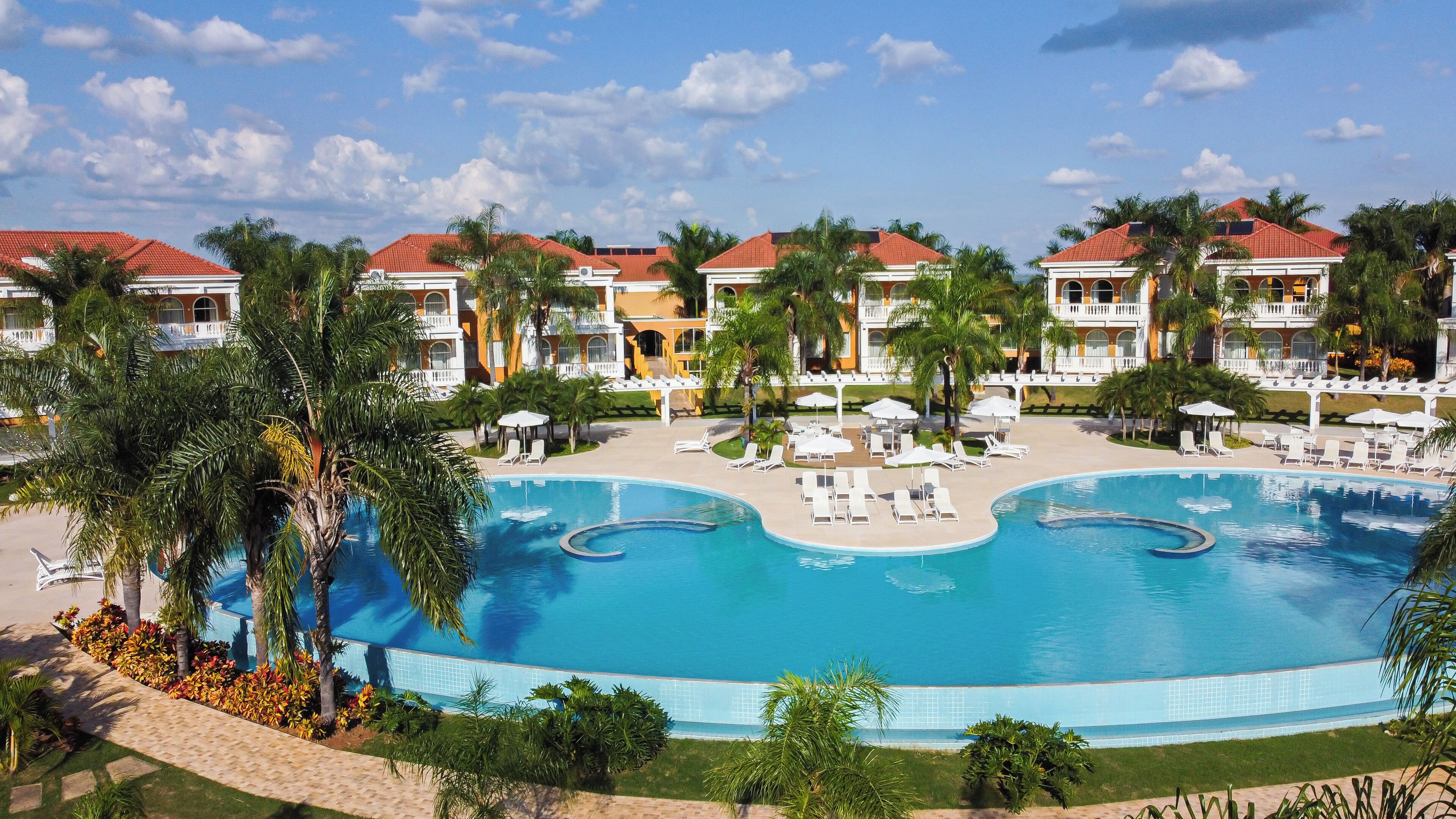 Piscina interna, piscina externa, guarda-sóis, espreguiçadeiras
