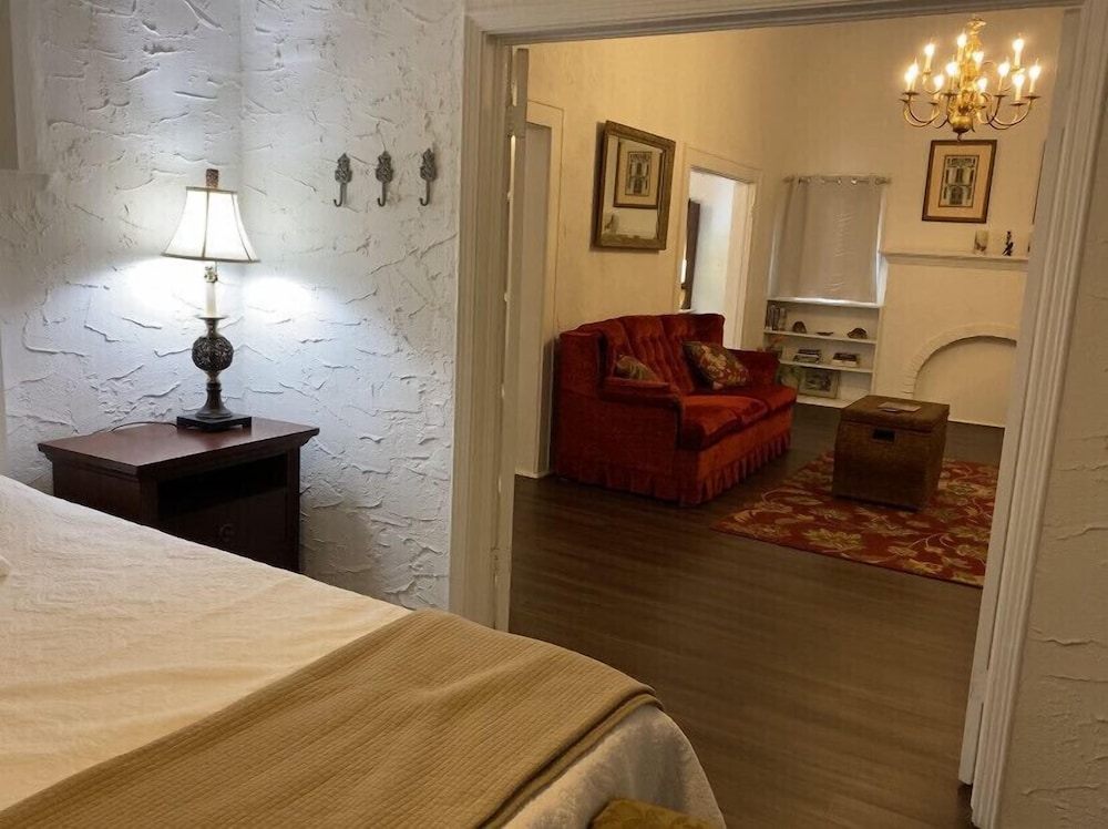 Spacious 1/1 Apartment Near Stetson, Sky Diving, River, Springs, Racing, Beaches - DeLand, FL