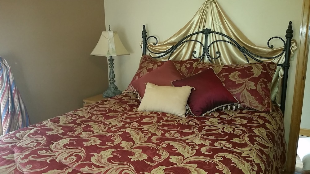 The Rookery: The Perfect Other Home When You're Away From Your Own Nest. - Baraboo, WI
