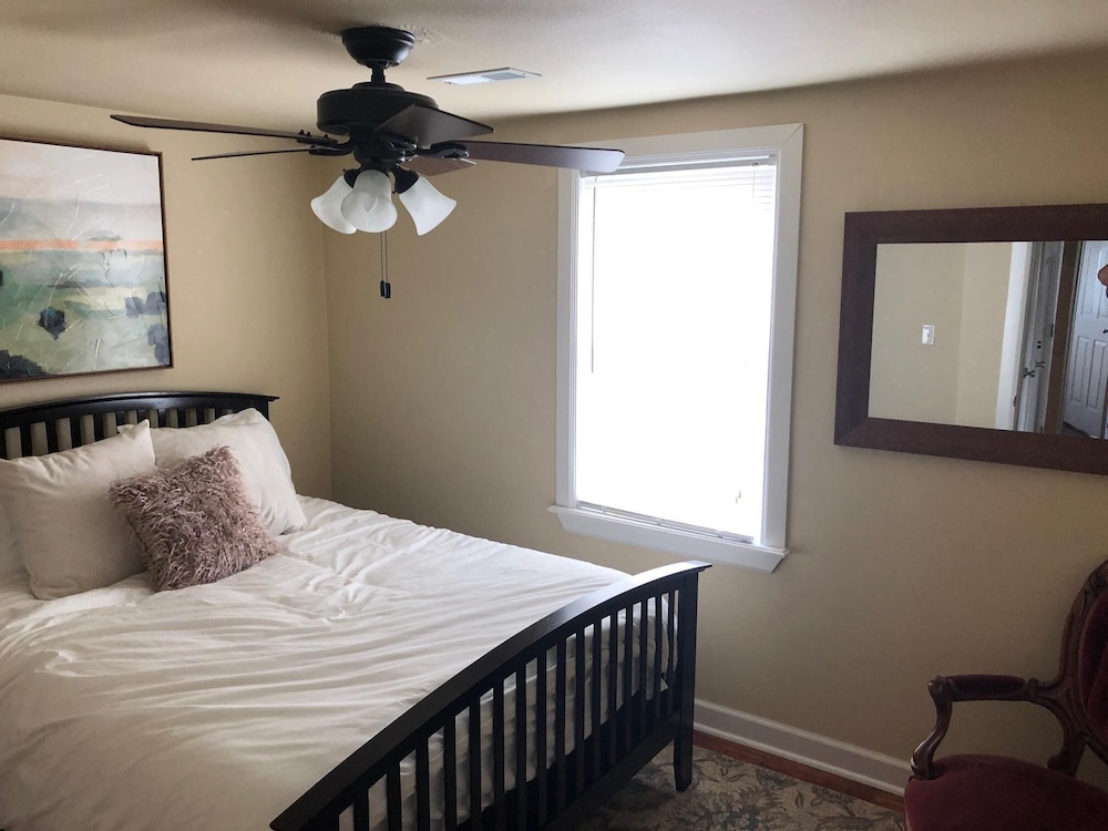 4 Bedroom, 3 Bath House Is Right In The Heart Of The U Of A Campus - University of Arkansas, Fayetteville