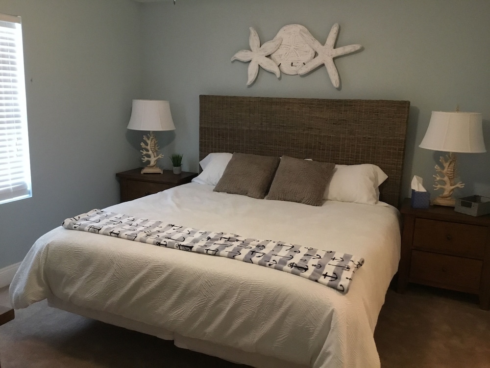 3 Br/3 Ba With Sleeper Sofa And Bunk Room. Great Location. Free Wifi. - Panama City Beach, FL