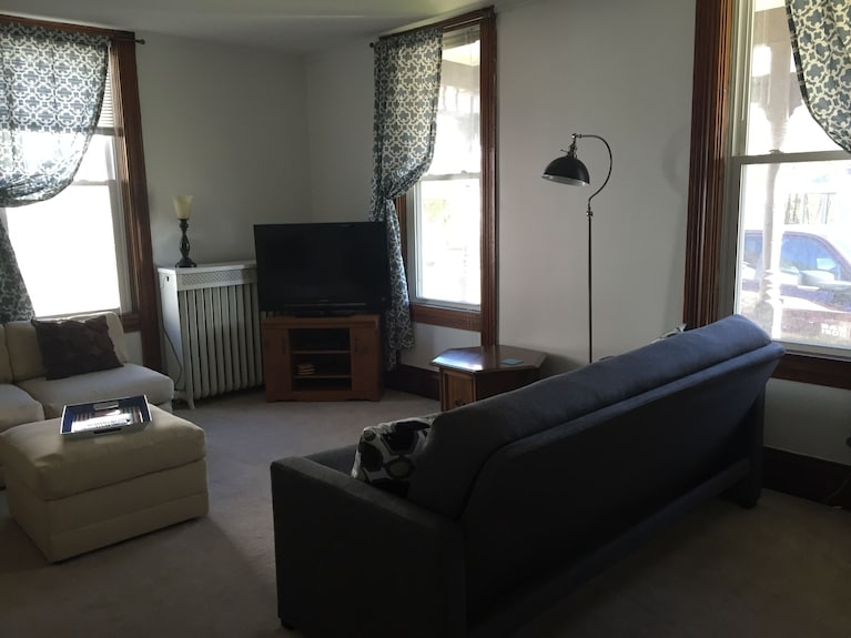Large Apartment In The Heart Of Marquette W/ Cable & Wifi! Pet Friendly! - Marquette, MI