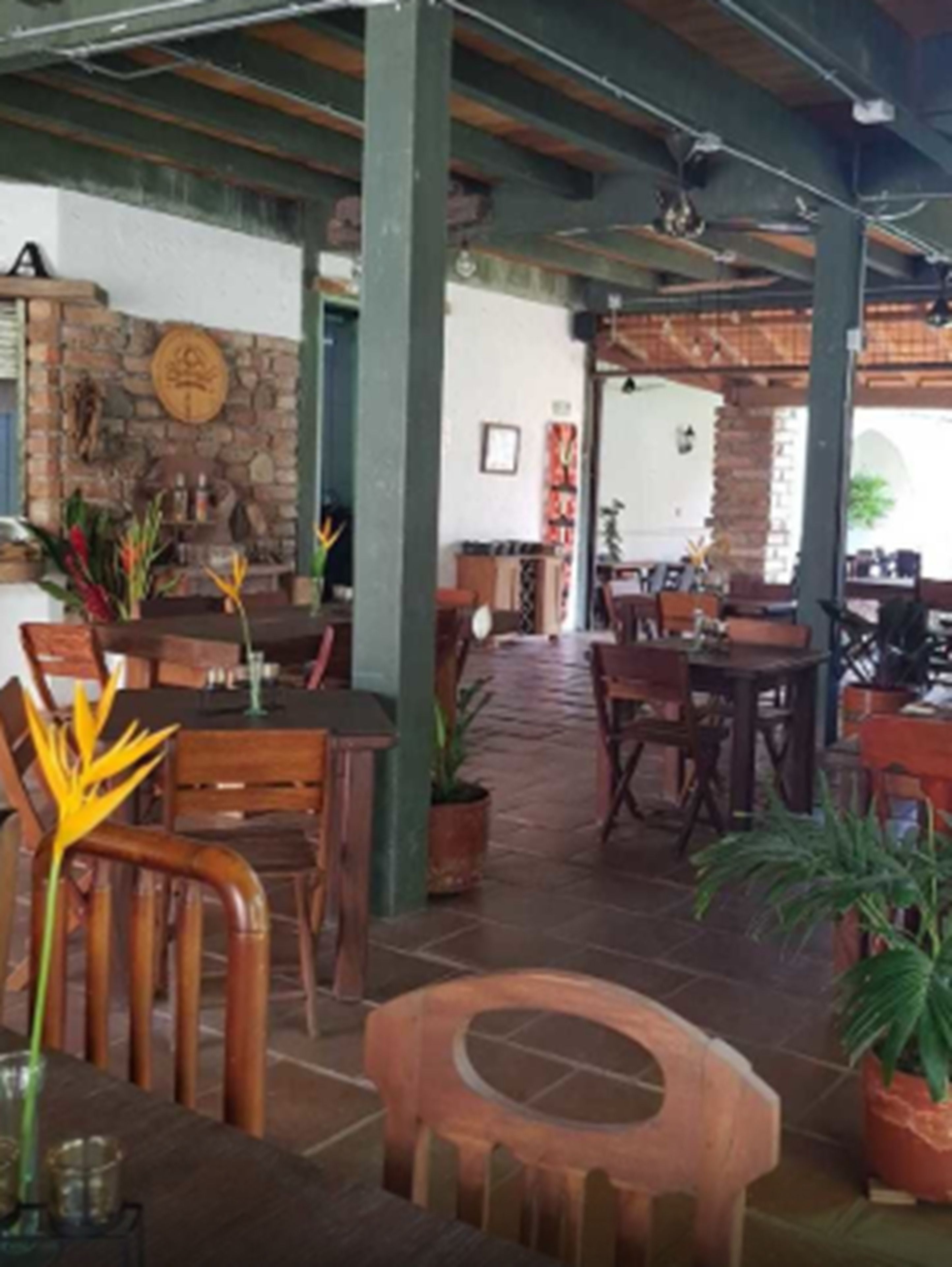 Café da manhã, almoço e jantar; culinária internacional 